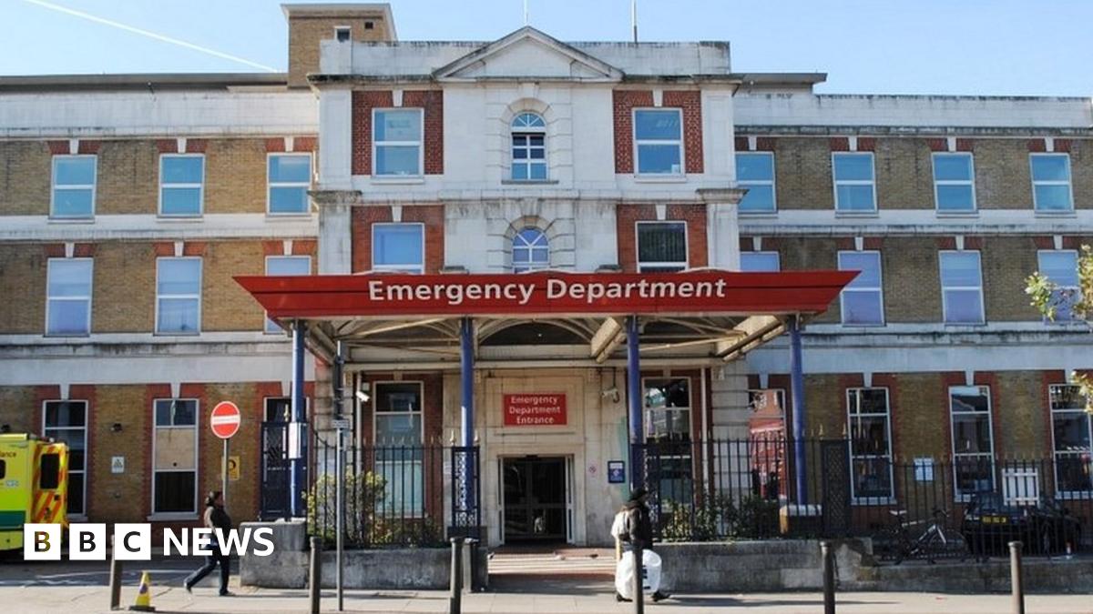 Clapham stabbing: Murder arrest after street stabbing victim dies - BBC ...