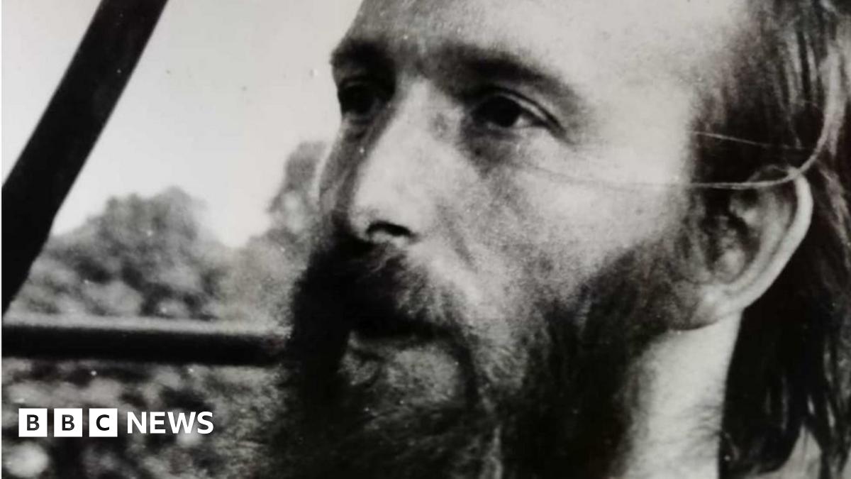 Glastonbury Pyramid Stage designer Bill Harkin dies - BBC News