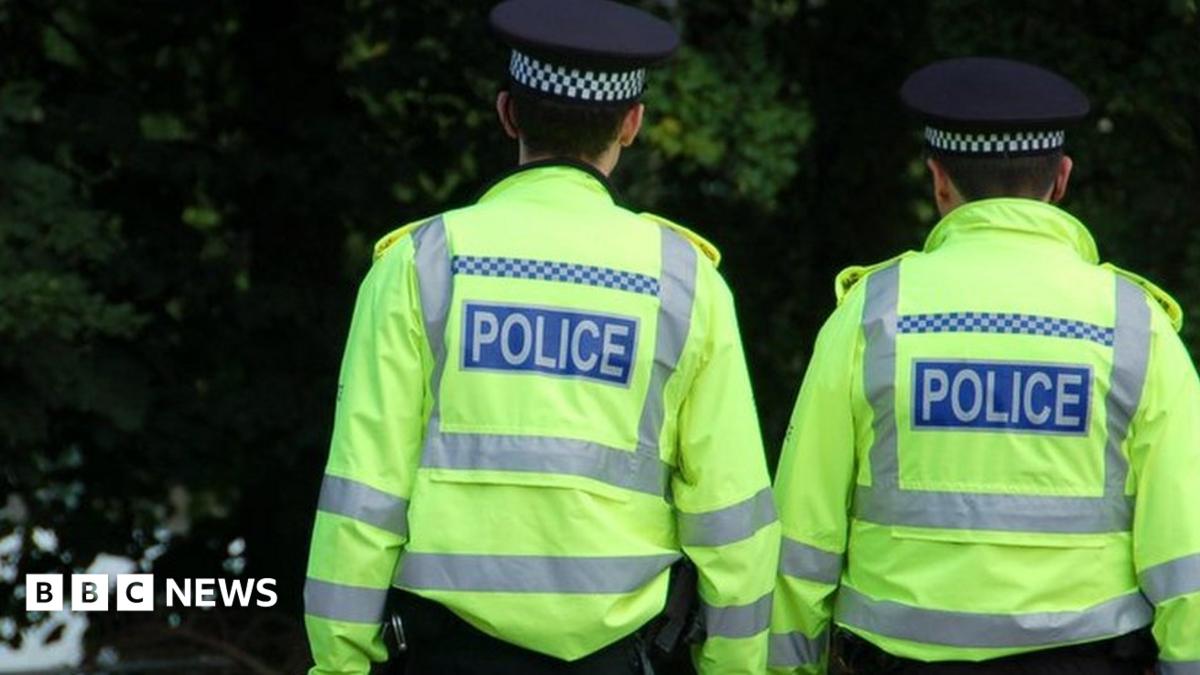 Police patrols in Trowbridge as stranger approaches children - BBC News