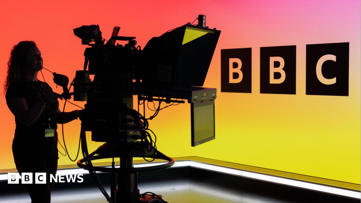 Now not the time to replace BBC chair, says committee head - BBC News