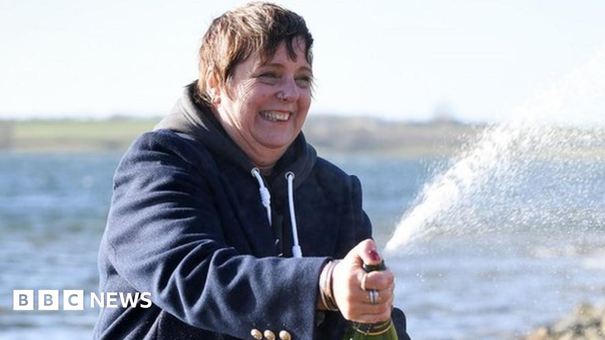 Leicestershire: Lotto winner sells car to best friend for £1 - BBC News