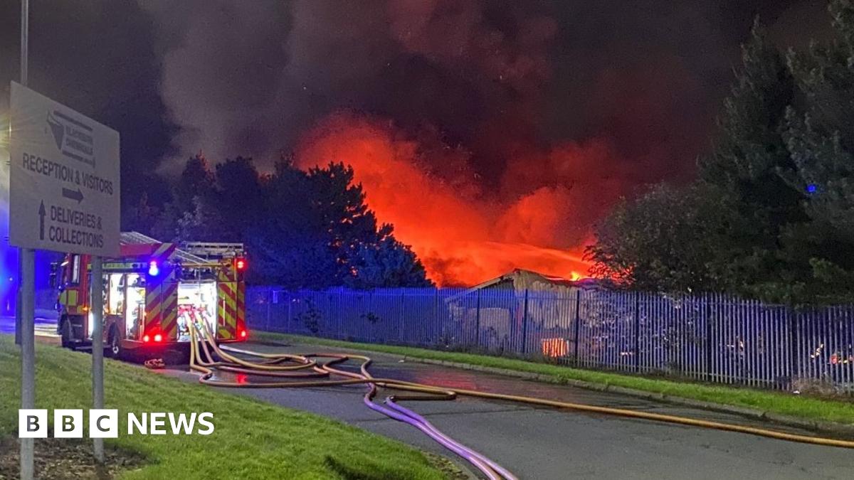 Blackburn fire: Firefighters tackle blaze on industrial estate - BBC News