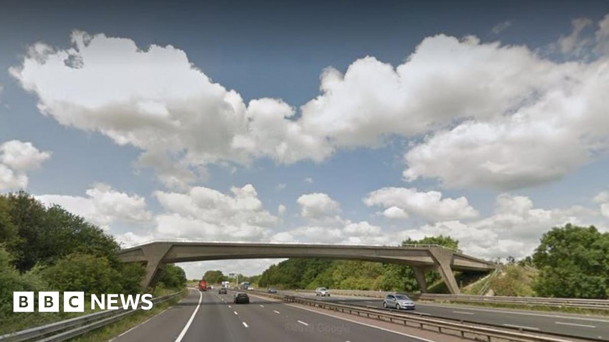 Teenagers fired catapults at vehicles on M4 motorway - BBC News
