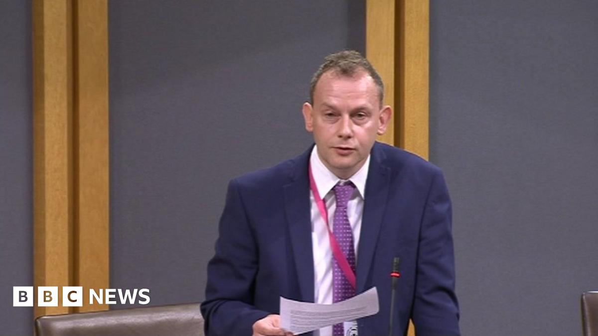 Senedd UKIP leader Gareth Bennett censured - BBC News