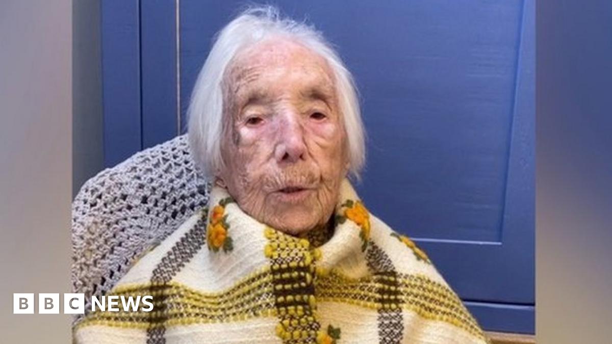 TikTok singer Amy Hawkins, 110, becomes viral sensation - BBC News