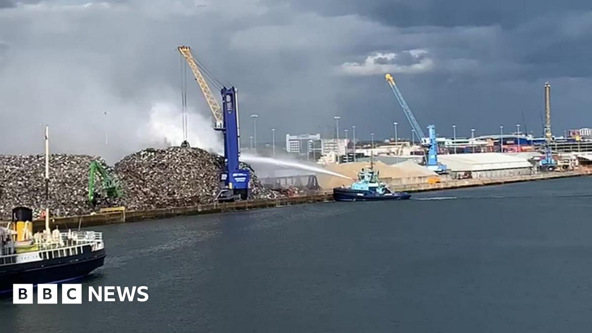 Scrap metal fire breaks out at Southampton docks - BBC News