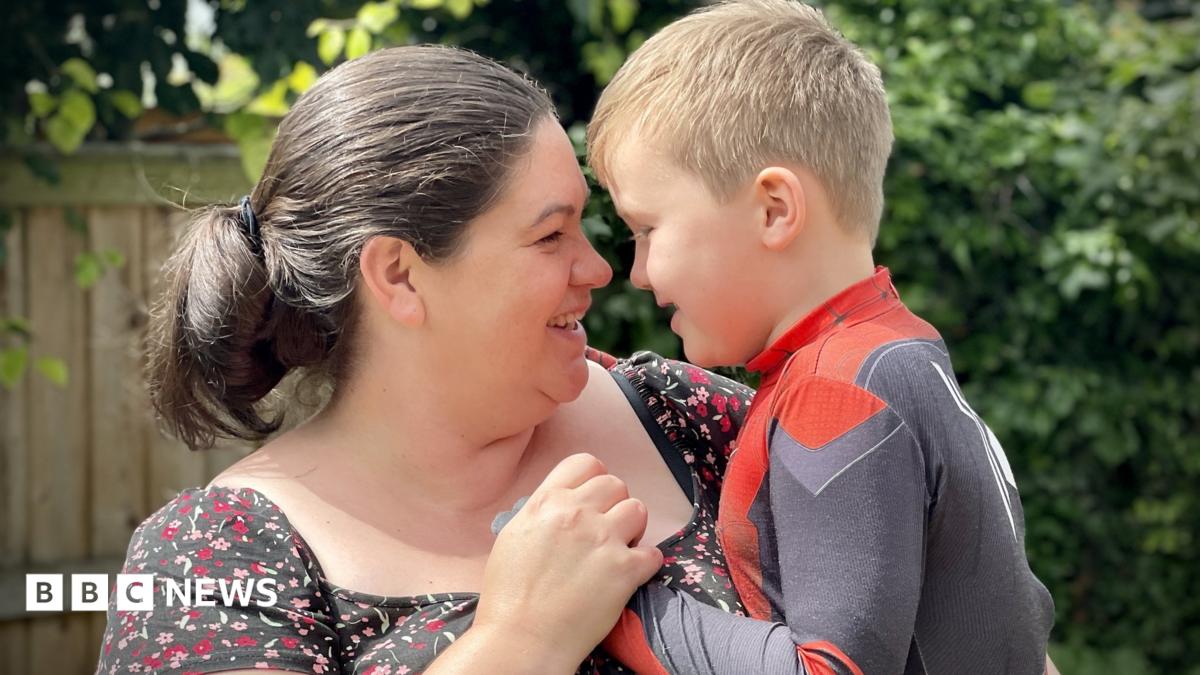Washington boy, 5, praised for helping mum trapped in river - BBC News