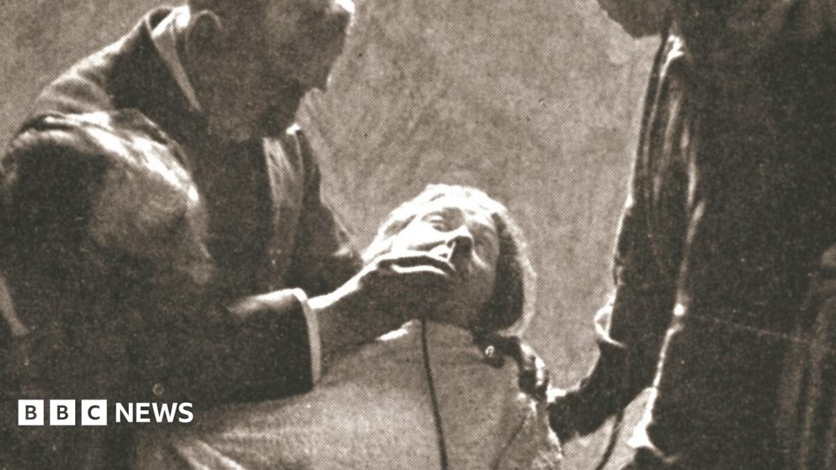 Suffragette's force-feeding note on display - BBC News