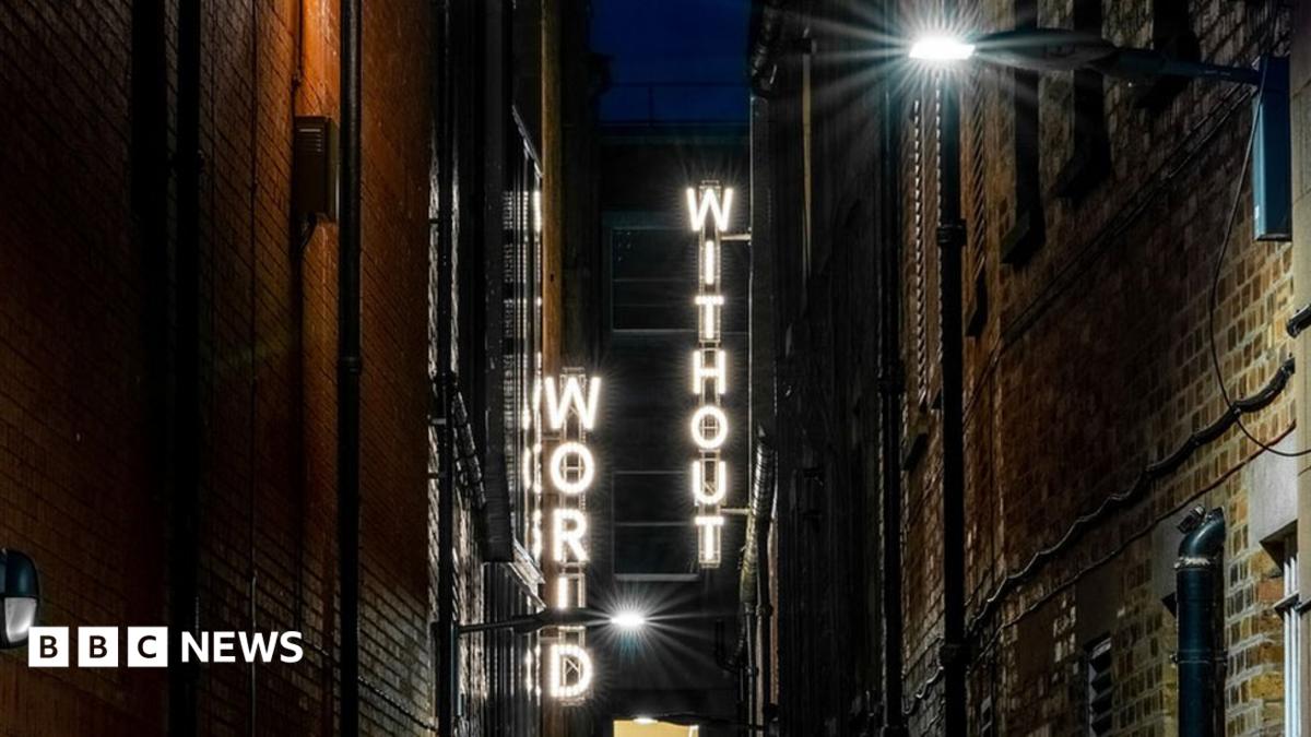 New artwork illuminates Cutlog Vennel in Perth - BBC News