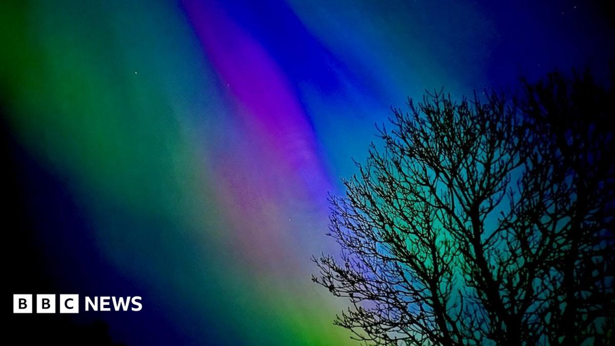 Yorkshire photographers capture stunning Northern Lights - BBC News