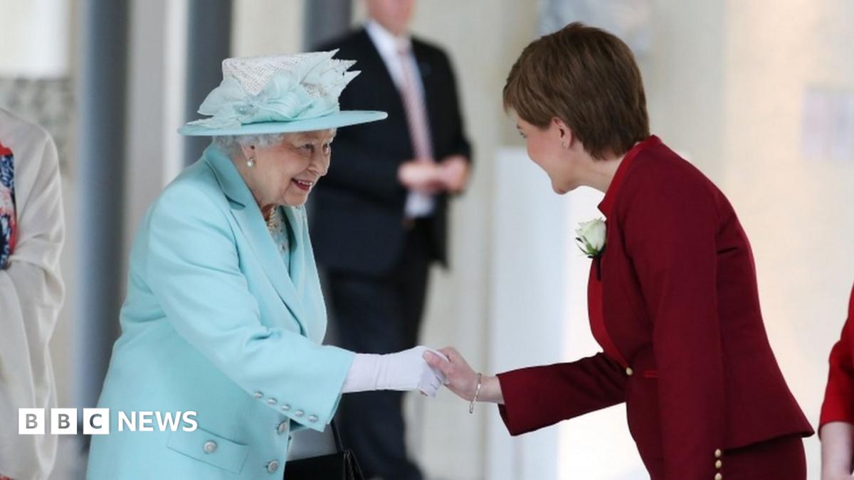 Queen urges calm in 'challenging world' - BBC News