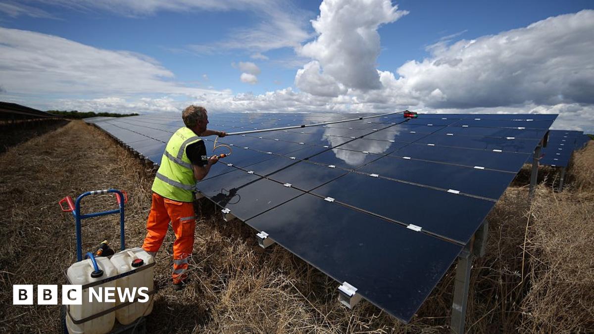 Clean electricity overtaking fossil fuels in Britain - BBC News