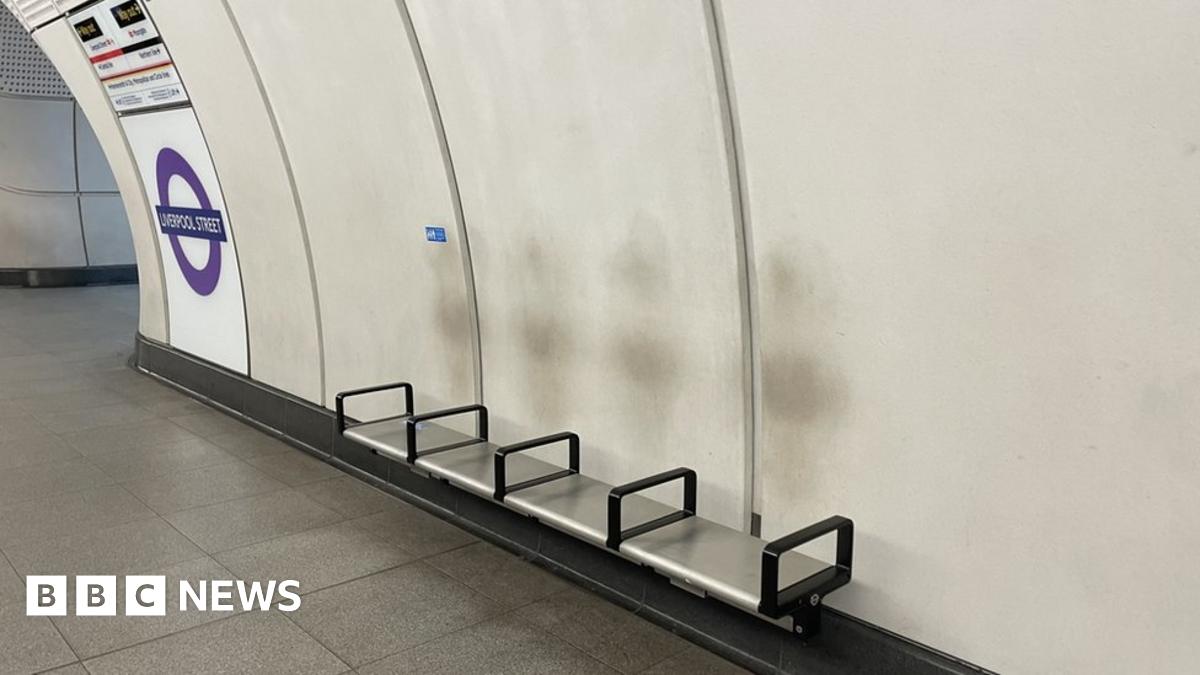 Elizabeth line trial to cover platform 'ghost' marks - BBC News