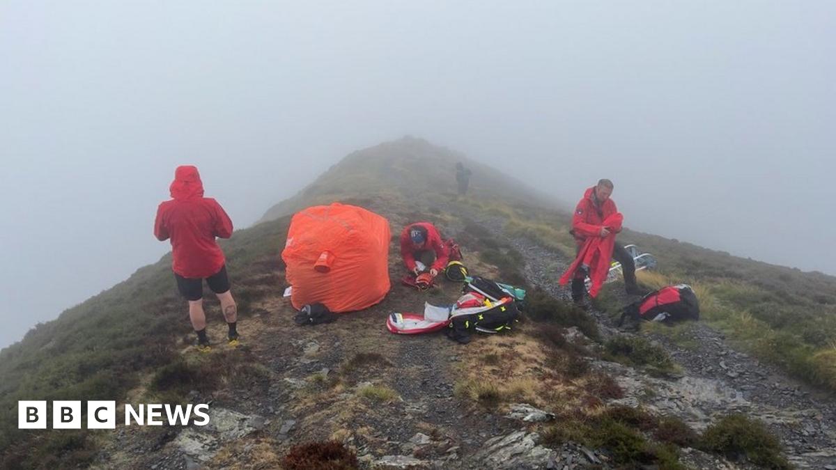 Blencathra: Bob Graham runner rescued after breaking ankle - BBC News