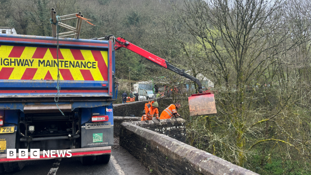 Gunnislake: Bridge repairs to continue on Friday - BBC News