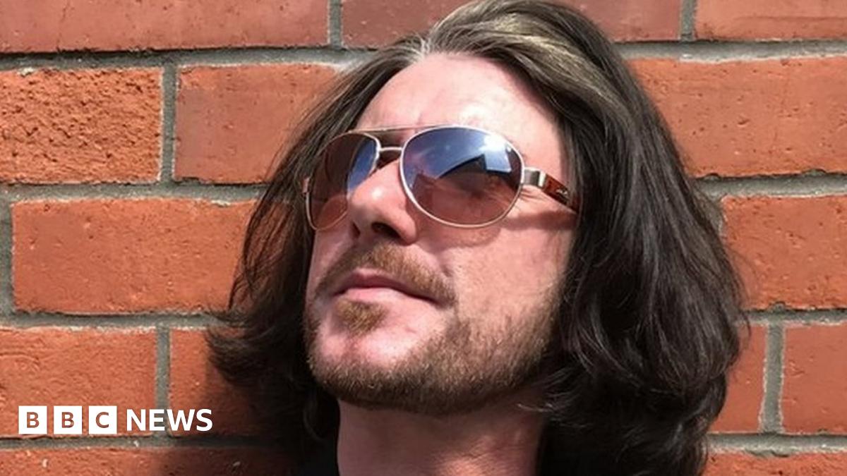 Dyfrig Evans: Musician and Hinterland actor dies at 43 - BBC News