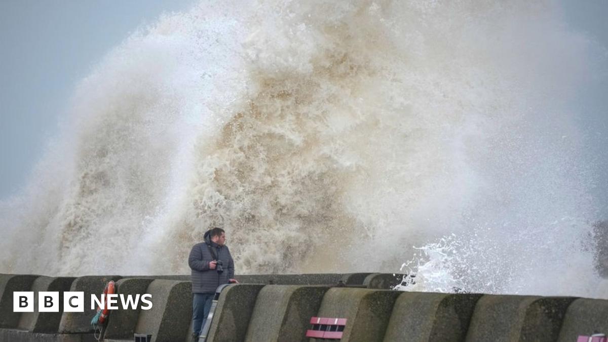 Storm Eunice heads for UK and prompts danger to life warning - BBC News