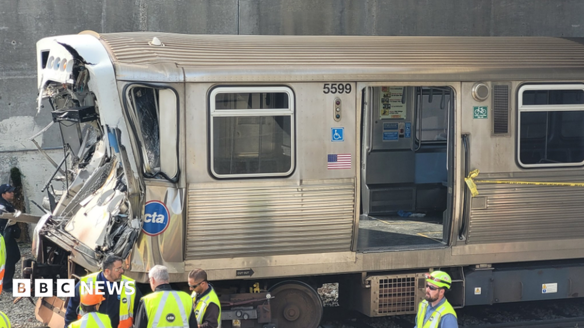 Dozens injured in Chicago train crash - BBC News