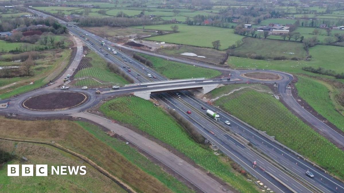 M55 disruption: Roadworks to shut motorway overnight - BBC News