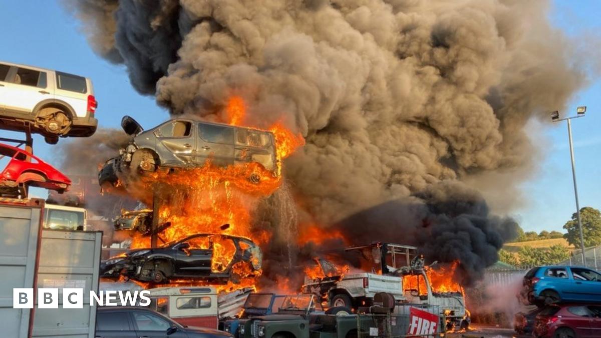 Daventry scrapyard fire: About 40 cars and vans catch fire - BBC News