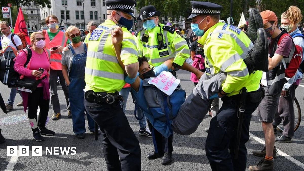 Arrests as Extinction Rebellion protests begin across England - BBC News