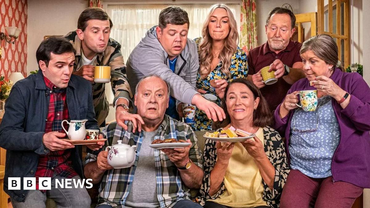Two Doors Down in surprise return with Christmas special - BBC News