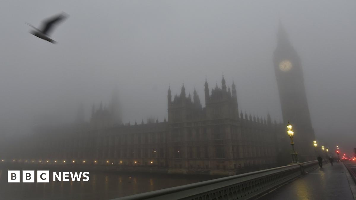 In pictures: Fog covers much of UK - BBC News