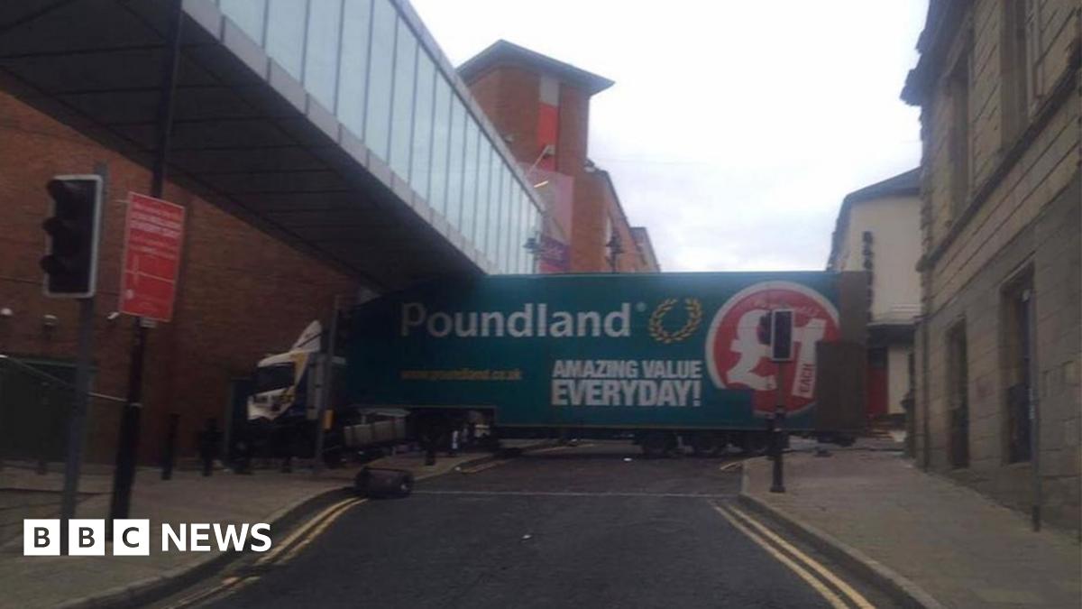 Derry: Runaway lorry crashes into Foyleside Shopping Centre - BBC News