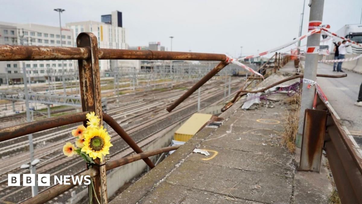 Venice bus crash: Victims still unidentified almost 24 hours on - BBC News
