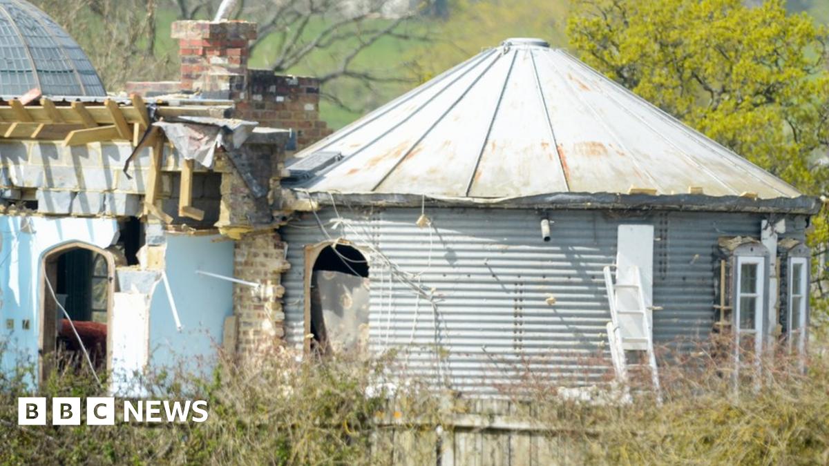 Surrey farmer Robert Fidler's 'no regrets' over 'hidden castle' - BBC News