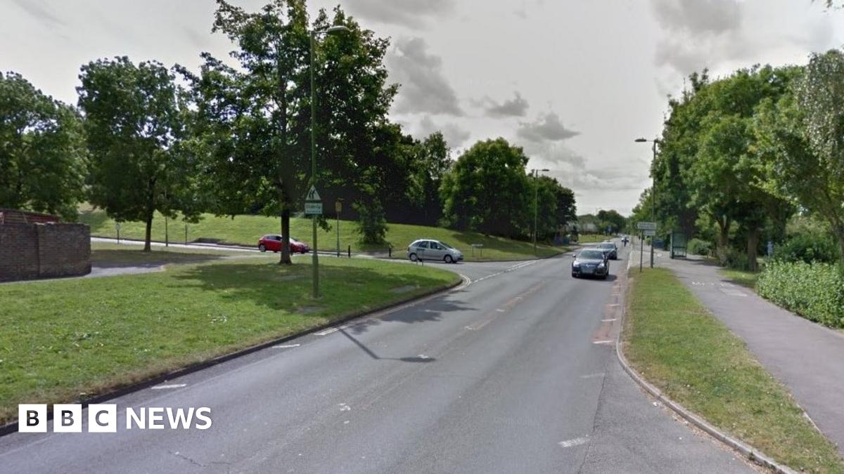 Basingstoke crash: Motorcyclist dies and driver arrested - BBC News