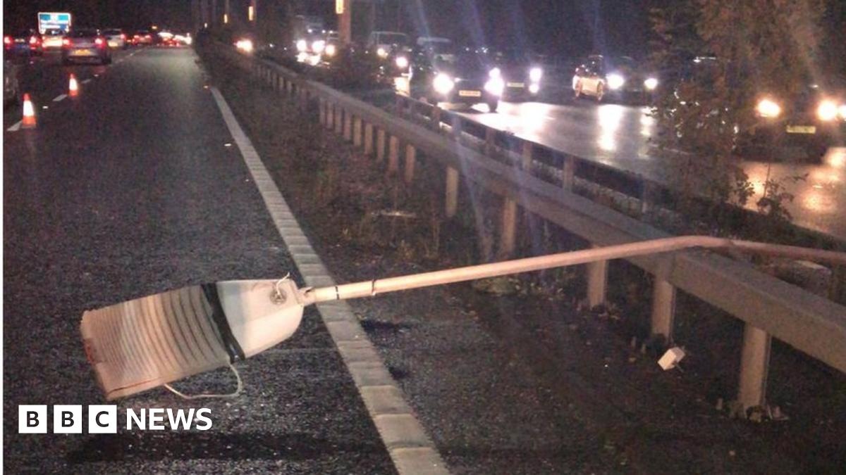 M3 motorway shut by fallen corroded pylon - BBC News