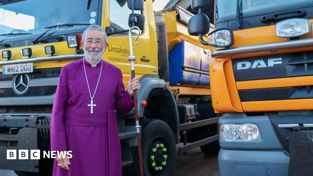 Lincolnshire's gritters blessed ahead of winter - BBC News