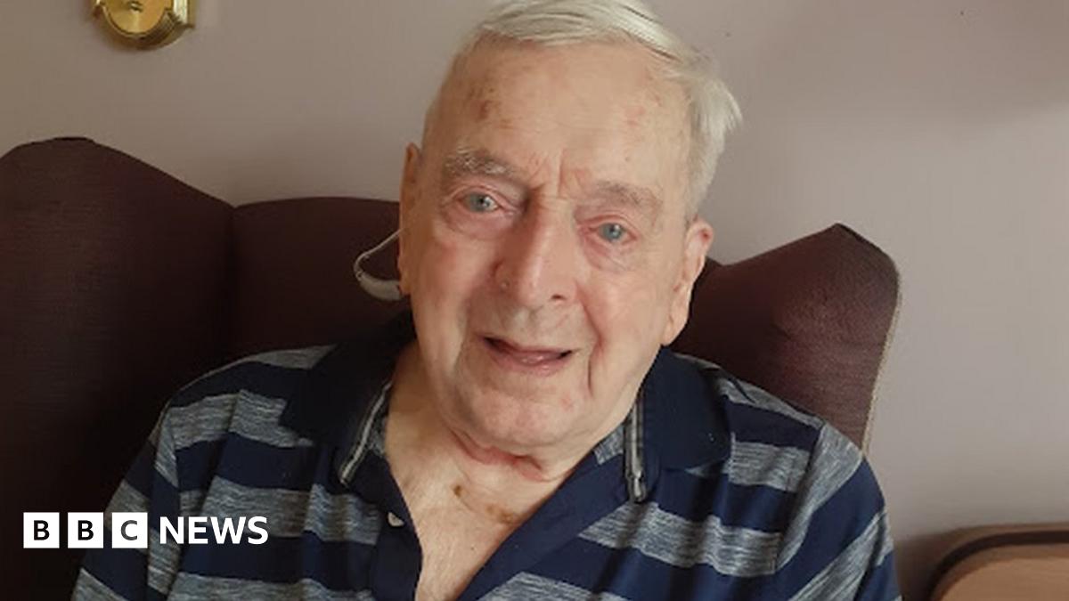 Royal Marines veteran Fred Ames celebrates 100th birthday - BBC News