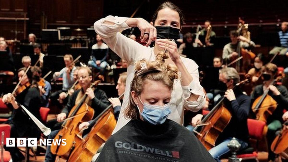 Dutch Covid rules: Museums and orchestras stage haircut protest - BBC News