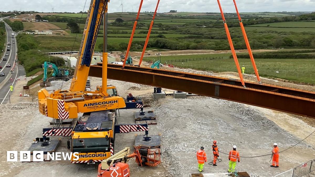 Part of A30 to close for Tolgroggan bridge installation - BBC News