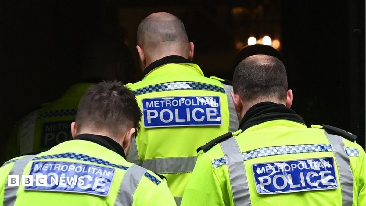 Met PCSO numbers decline by almost one third - BBC News