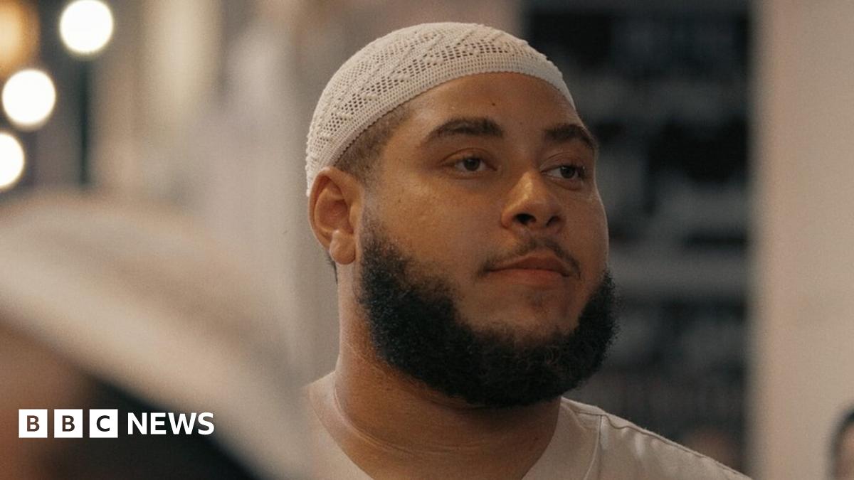 Big Zuu: TV chef cuts down on cooking and rap for Ramadan - BBC News