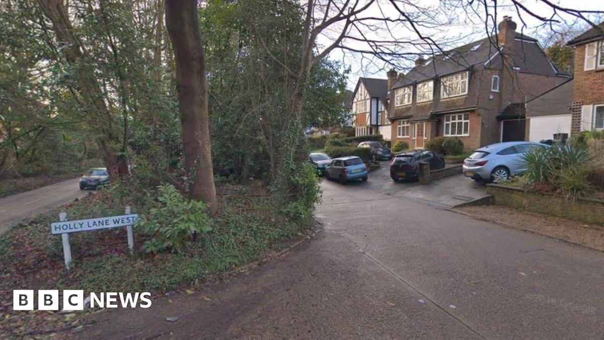 Banstead fire: One person dies in property blaze - BBC News