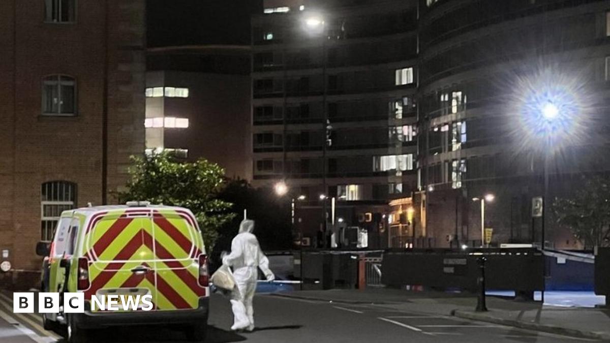 Men seriously hurt in Manchester 'targeted' stabbing - BBC News