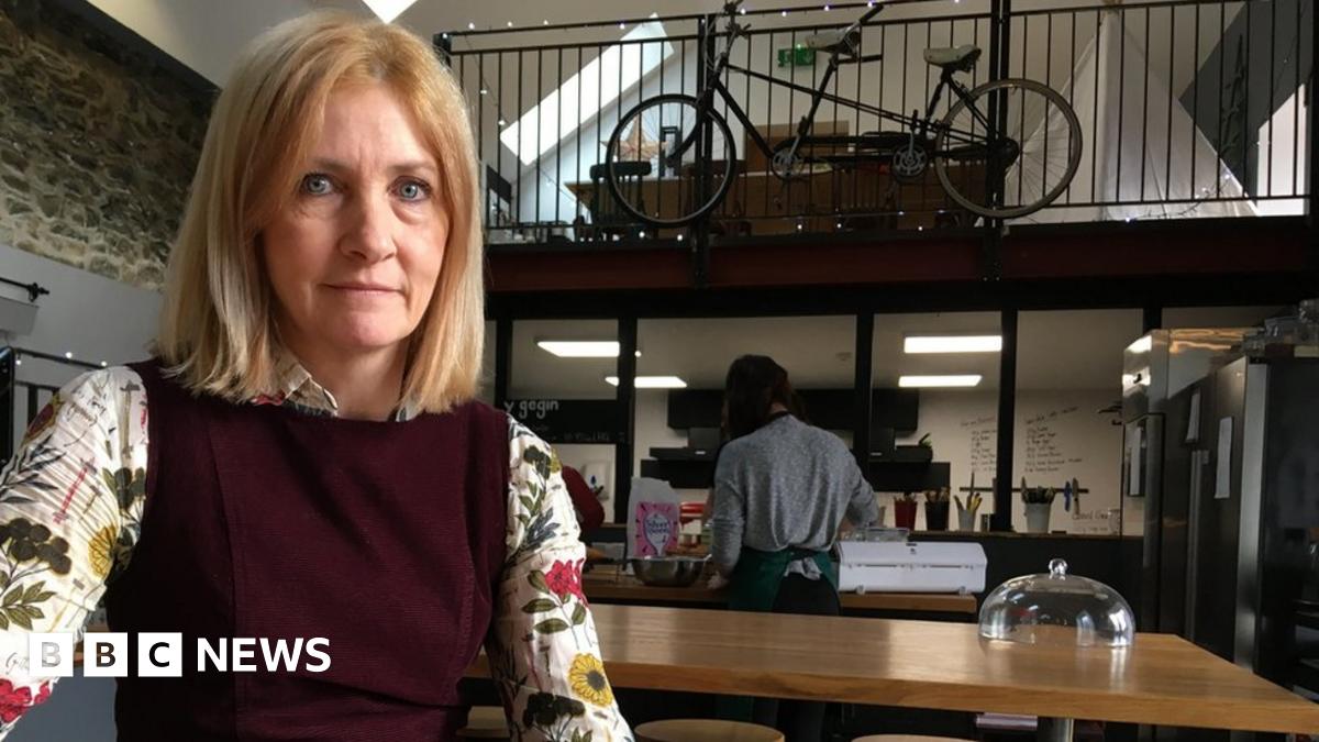 Food writer Lisa Fearn defends coffee shop closed by council - BBC News