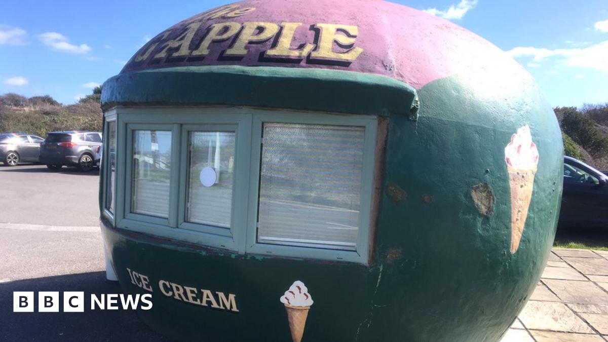 Big Apple kiosk in Mumbles granted listed building status - BBC News