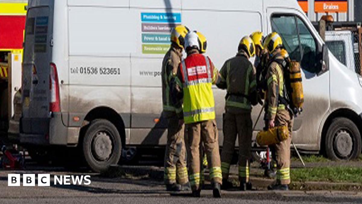 Kettering fire: Two tonnes of tyres alight at industrial site - BBC News