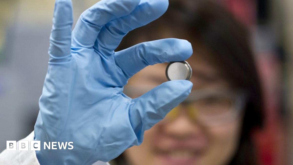 Nobel chemistry prize: Lithium-ion battery scientists honoured - BBC News