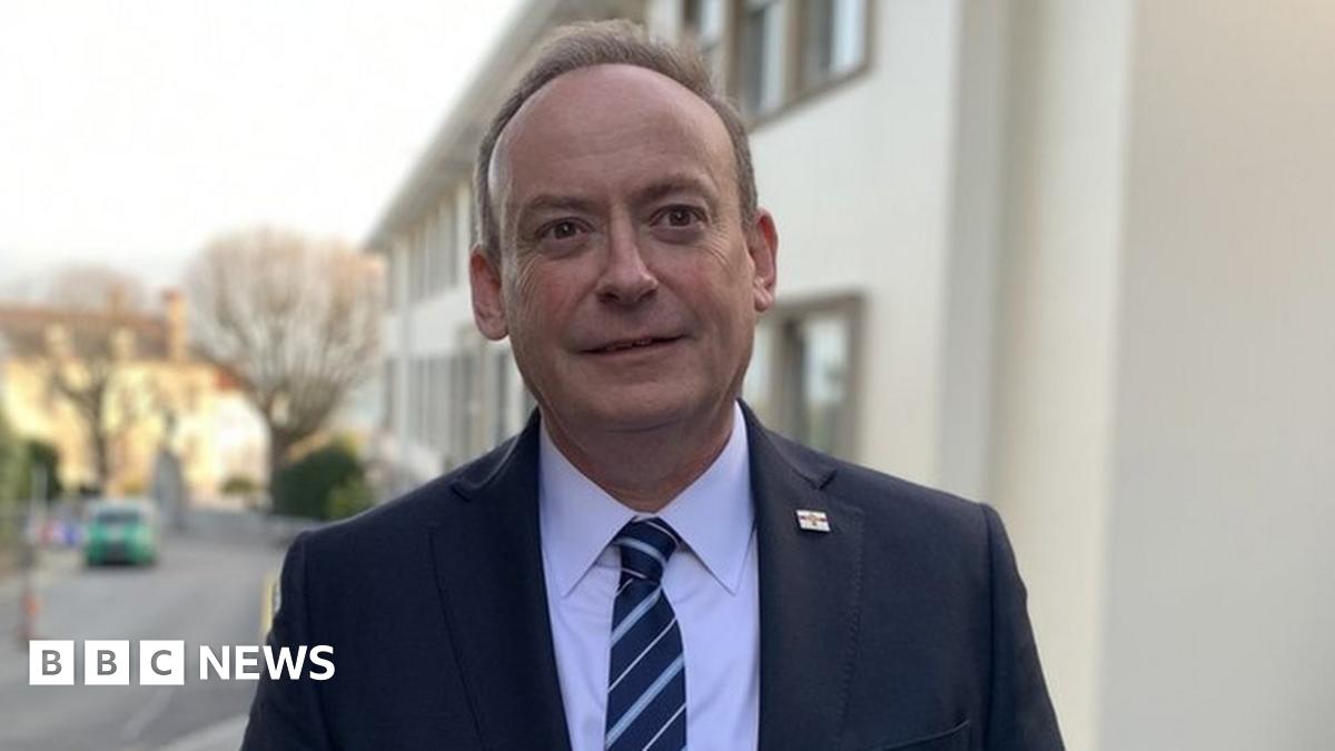 Guernsey States elects Lyndon Trott as senior politician - BBC News