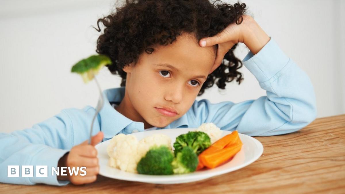 Obesity: How to help your child eat healthily - BBC News