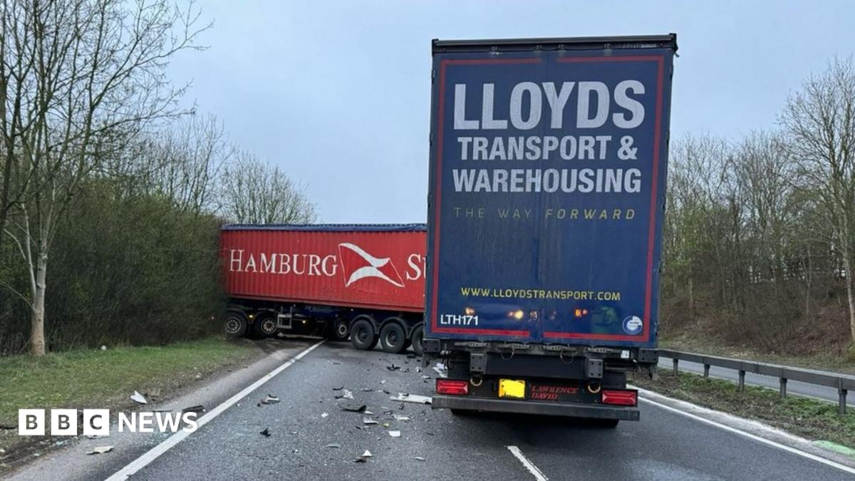 A34 two-lorry crash closes Chilton to East Ilsley stretch - BBC News