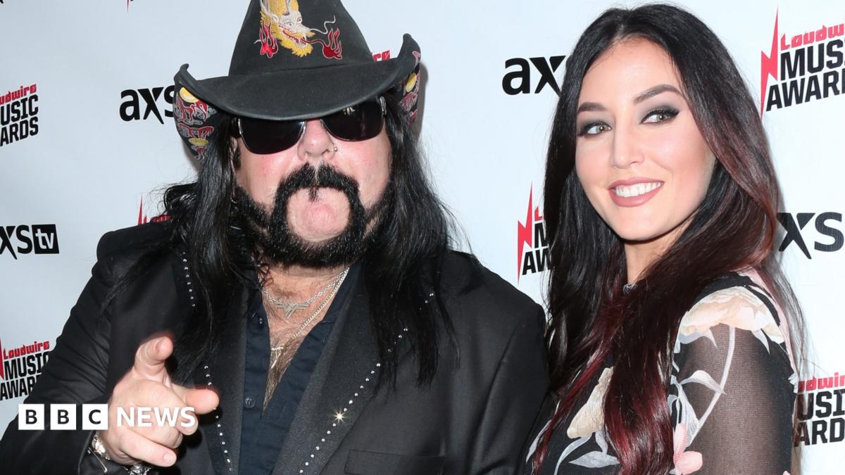 Pantera drummer Vinnie Paul dies aged 54 - BBC News