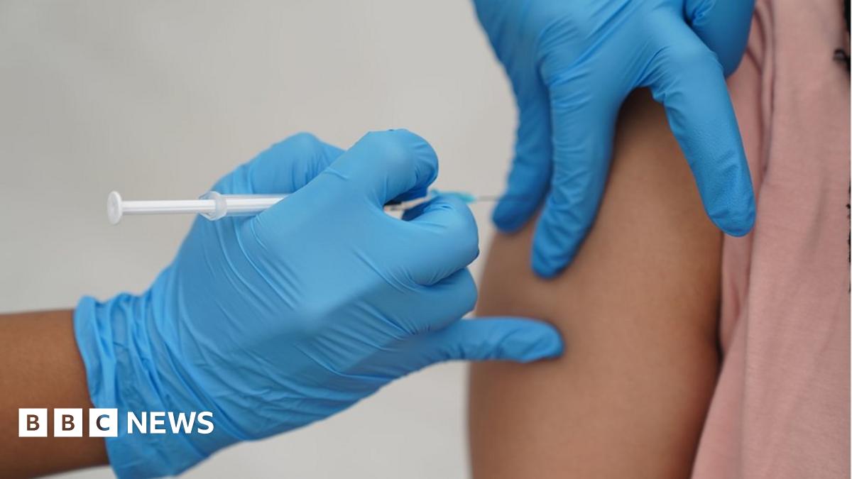 Flu vaccine booking in Jersey begins - BBC News