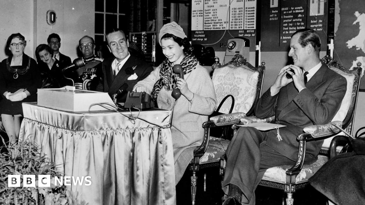 Queen Elizabeth II: Bristolians pay respect to much-loved monarch - BBC ...